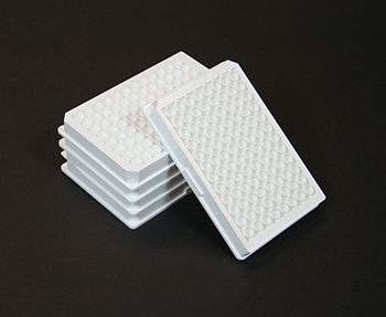 Which plates should I choose for fluorescence and luminescence measurements